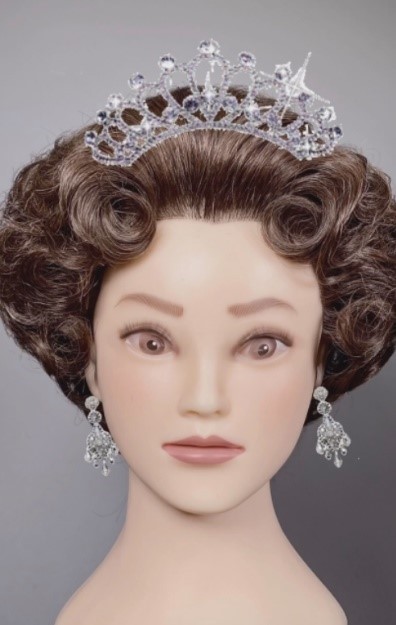 How To - Recreate the Queens Iconic Look